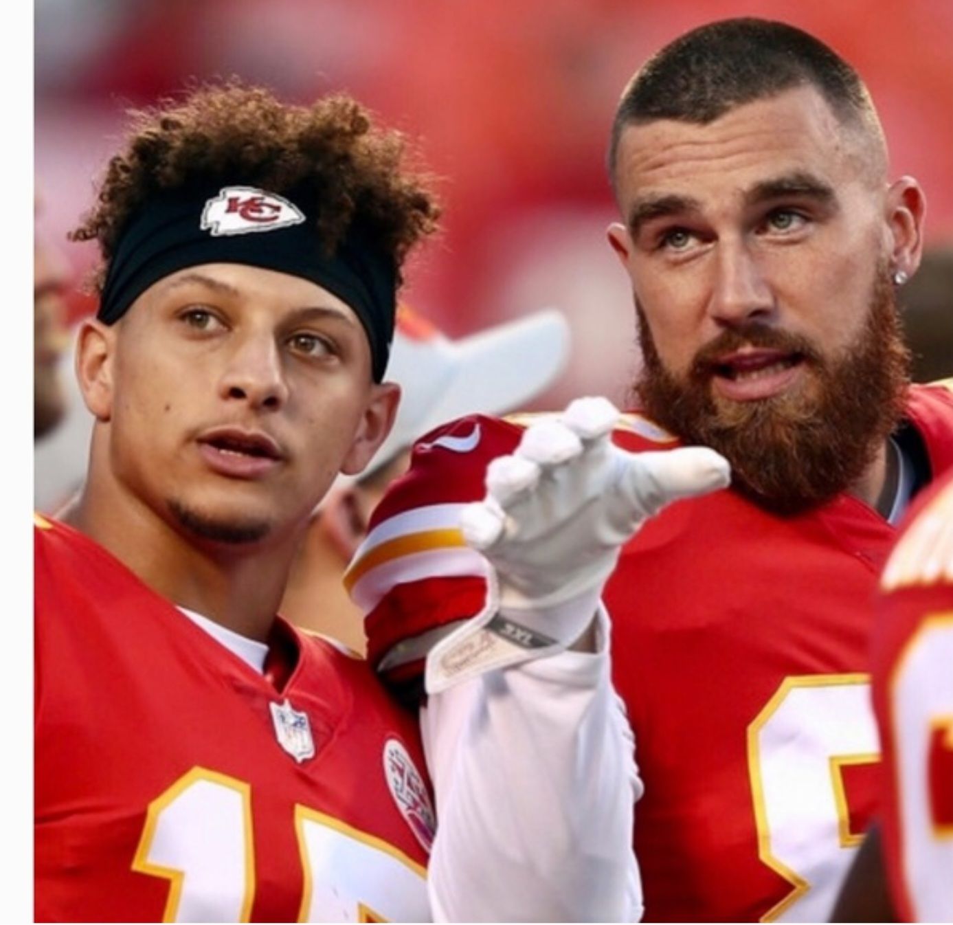 Taylor Swift rocking KC colors during a concert - Blogs & Forums